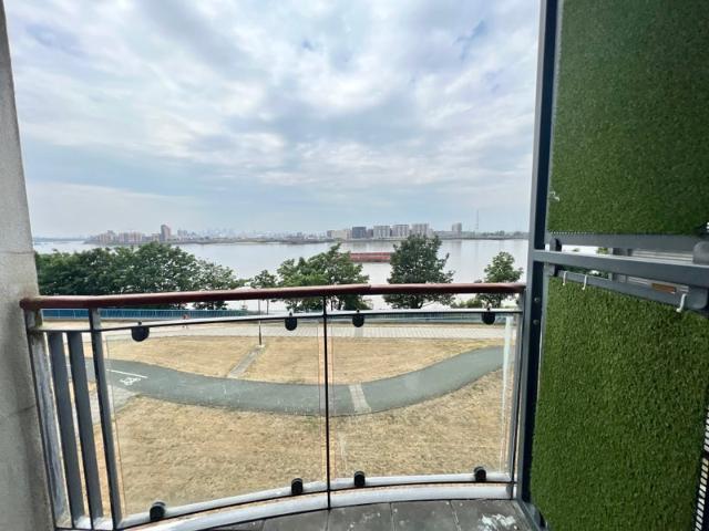 2 Bed 2 Bath Riverside Apartment SE28