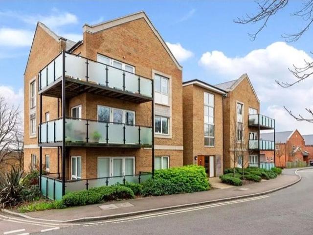 2 bed 2 bath with balcony in Mill Hill