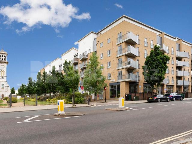 2 bed 2 bath within a modern new build minutes to a piccadilly tube line