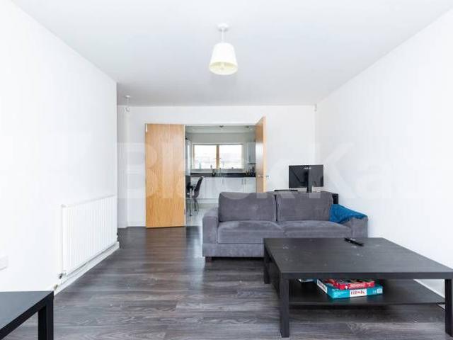 2 bed 2 bath within a modern new build minutes to a piccadilly tube line