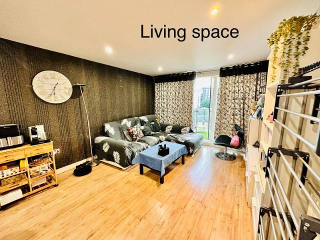 2 Bed 2 Bathroom. 2 min from DLR