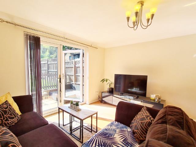 2 bed terraced house to rent in Chisbury Close, Bracknell, RG12 0TX