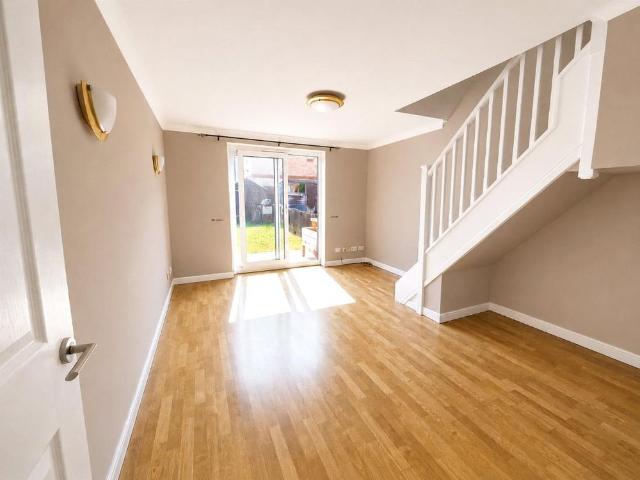 2 bed terraced house to rent in Heron Close, Rayleigh, Essex, SS6