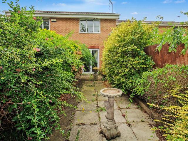 2 bed terraced house to rent in Hook Close, Beeston, Nottingham