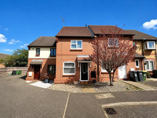 2 bed terraced house to rent in Langham Drive, Rayleigh, Essex, SS6