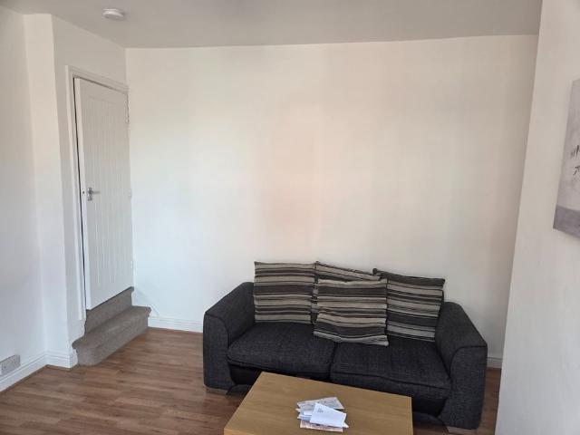 2 Bed Terraced House, Upper Woodview Place, LS11