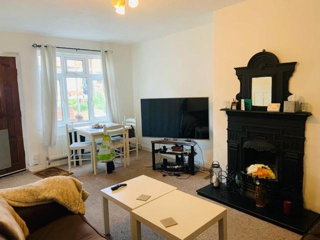 2 Bed Terraced House, Woodside Terrace, LS4