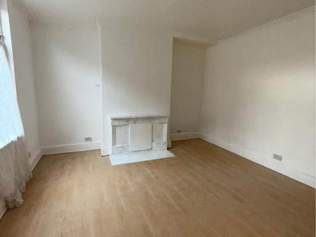 2 Bed Terraced House, Woodview Mount, LS11