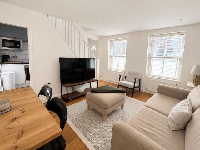 2 Bed Terraced House, Aspenlea Road, W6