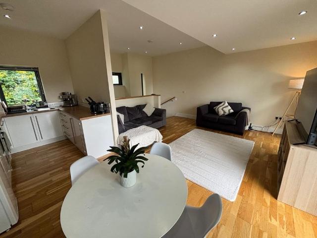 2 Bed Terraced House, Buckingham Place, LS6