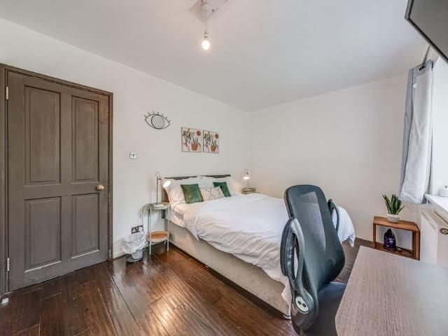 2 Bed Terraced House, Carlyle Mews, E1
