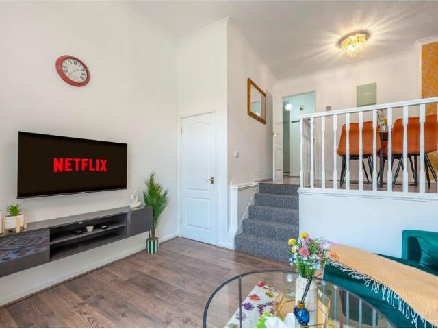 2 Bed Terraced House, Damask Crescent, E16