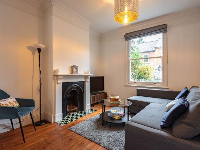 2 Bed Terraced House, Donnington Gardens, RG1