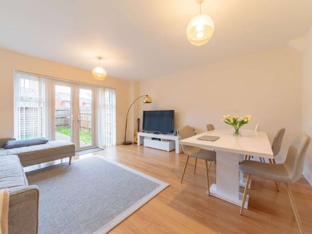 2 Bed Terraced House, Lindisfarne Way, RG2
