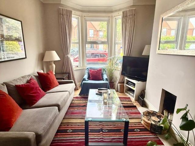 2 Bed Terraced House, Oakley Road, SE25