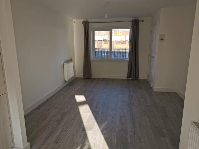 2 Bed Terraced House, Oldham Road, M40