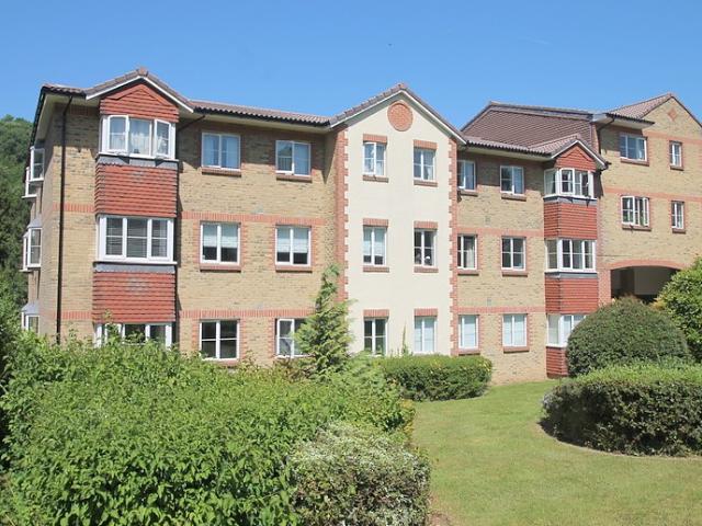 2 bed to rent in Kearton Place, Croydon Road, Caterham