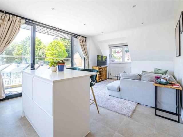 2 bed Upper Floor Flat for rent