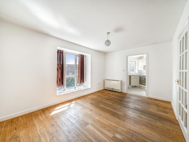 2 bed Upper Floor Flat to Let for rent in Kidbrooke Village, London