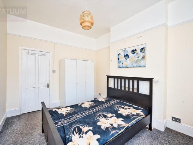 2 bed with kitchen diner in Manor Park E12