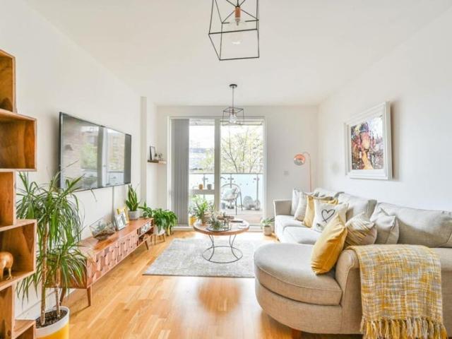 2 Bed with 2 Bath on Limehouse cut