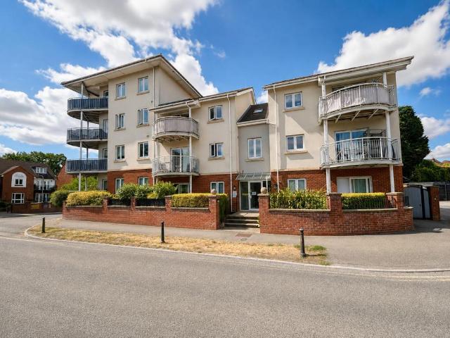 2 Bed Apartment, Cedar Avenue. 2 bed apartment to rent £1,850 pcm £427 pw
