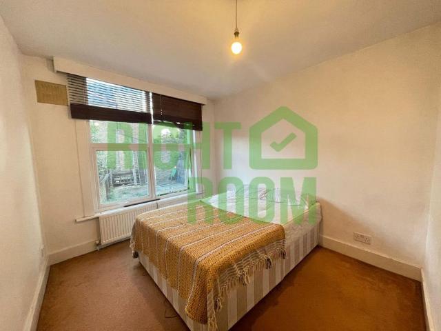 2 Bed Apartment, Lavender Hill SW11 5QJ