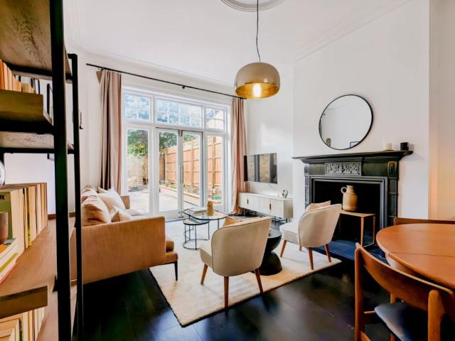 2 Bed Apartment with private garden