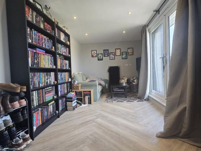 2 bed Apartment To Let