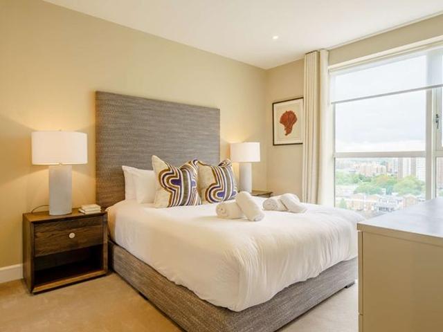 2 bed apartment to rent Circus Apartments, London E14