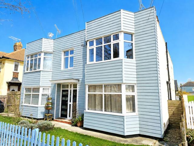 2 bed apartment to rent in Tankerville Drive, Leigh on Sea, Essex, SS9