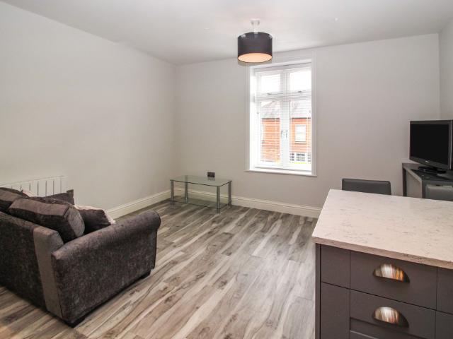 2 bed apartment to rent in Waverley Road, Kenilworth, CV8
