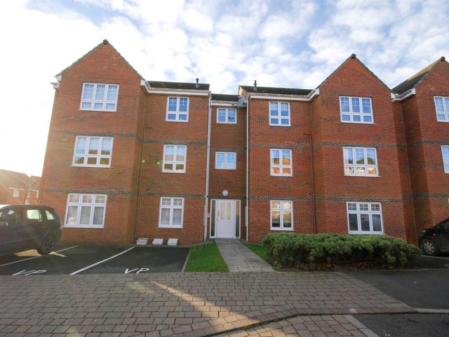 2 bed apartment to rent in Ashover Road, Kenton, NE3