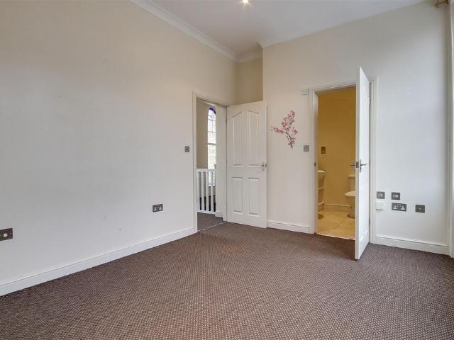 2 bed apartment to rent in Catherine Street, Elland