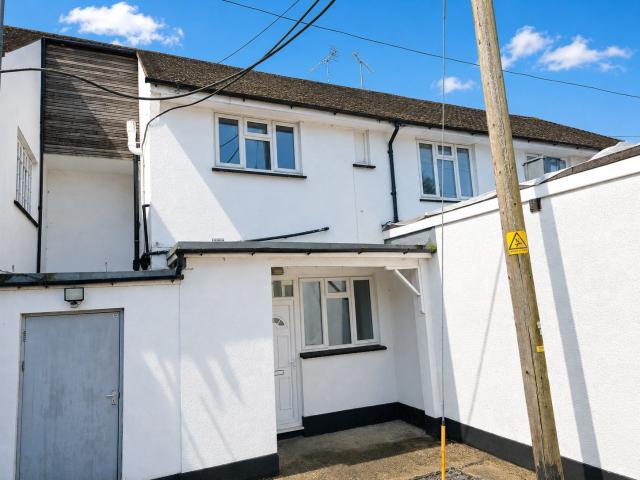 2 bed apartment to rent in Eastwood Road, Rayleigh, Essex, SS6