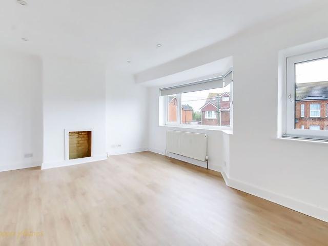 2 bed apartment to rent in Manor Road, East Preston, BN16