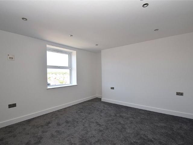 2 bed apartment to rent in Queens Parade, Scarborough, YO12