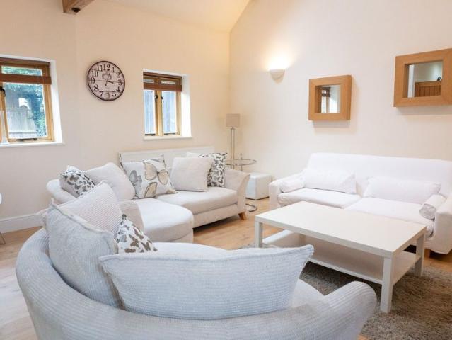 2 bed barn conversion to rent in Offchurch Road, Cubbington, CV32