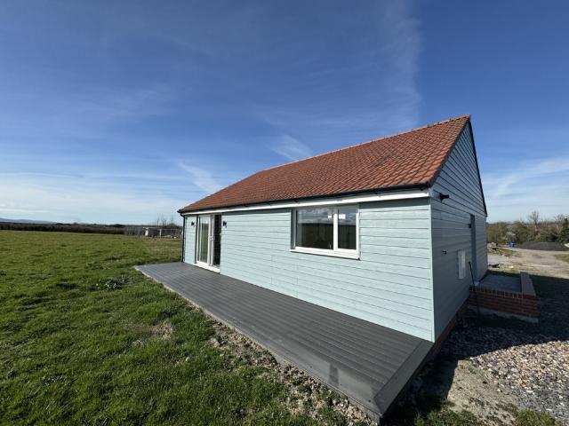2 bed Bungalow To Let