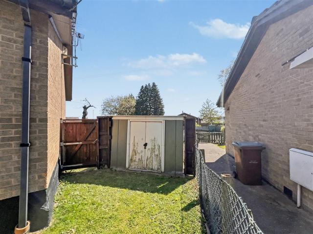 2 bed bungalow to rent in Glenbrook Crescent, Nottingham