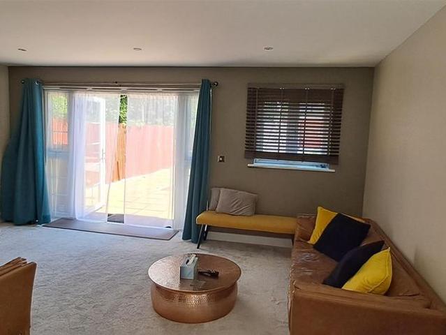 2 bed bungalow to rent in Woodcote Close, Bushey, WD23