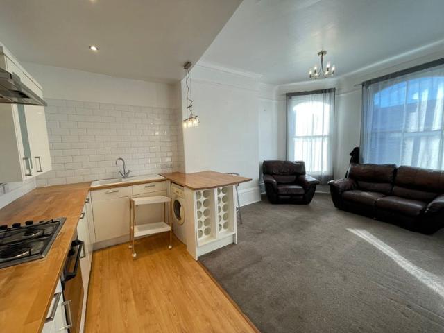 2 Bed City Centre Flat Walking Distance to Station