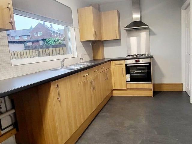 2 Bed End Terrace, Rosedale Walk, LS10