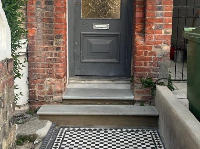 2 bed first floor flat with shared garden