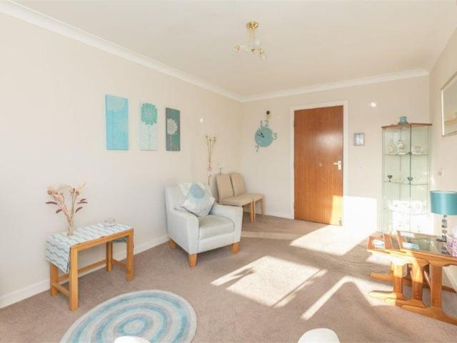 2 bed fourth floor flat for rent in Polwarth