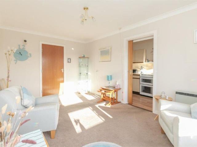 2 bed fourth floor flat for rent in Polwarth