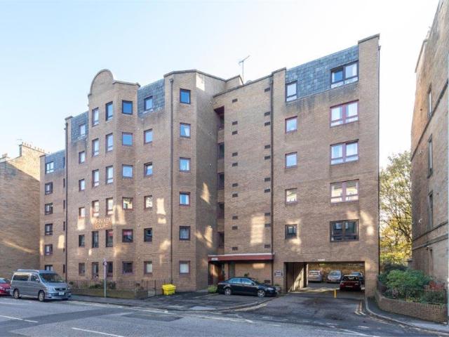 2 bed fourth floor flat for rent in Polwarth