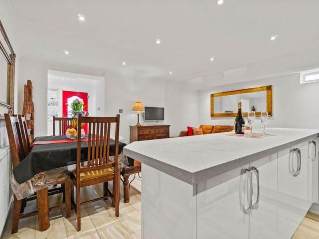 2 Bed Flat, Matheson Road, W14