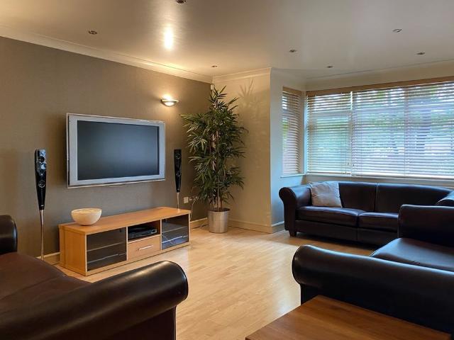 2 Bed Flat, Maycroft House, L18