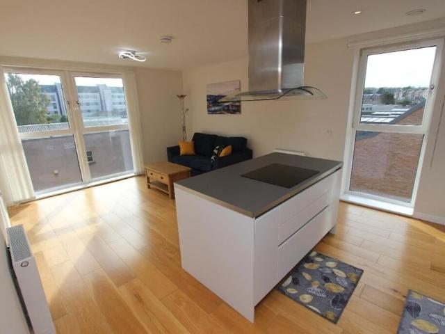 2 Bed Flat, Mcdonald Road, EH7